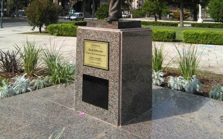 A Días De Su Inauguración Le Robaron Una Placa A La Estatua De Alfonsín