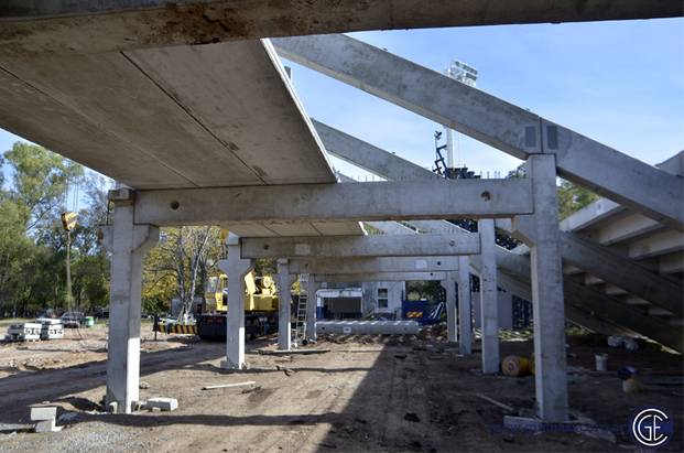 Con las vigas inclinadas, avanza la obra de la platea