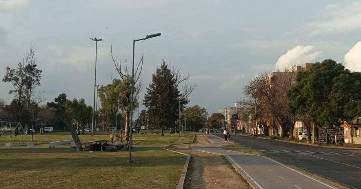 Ni luz, ni tachos: vecinos de avenida 32 denuncian 12 cuadras de ...