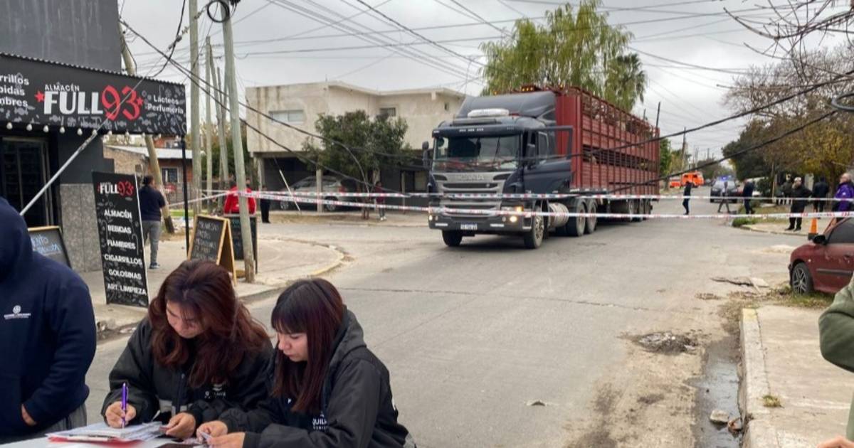 Dos camiones arrasaron con los cables de luz y desataron un apagón ...