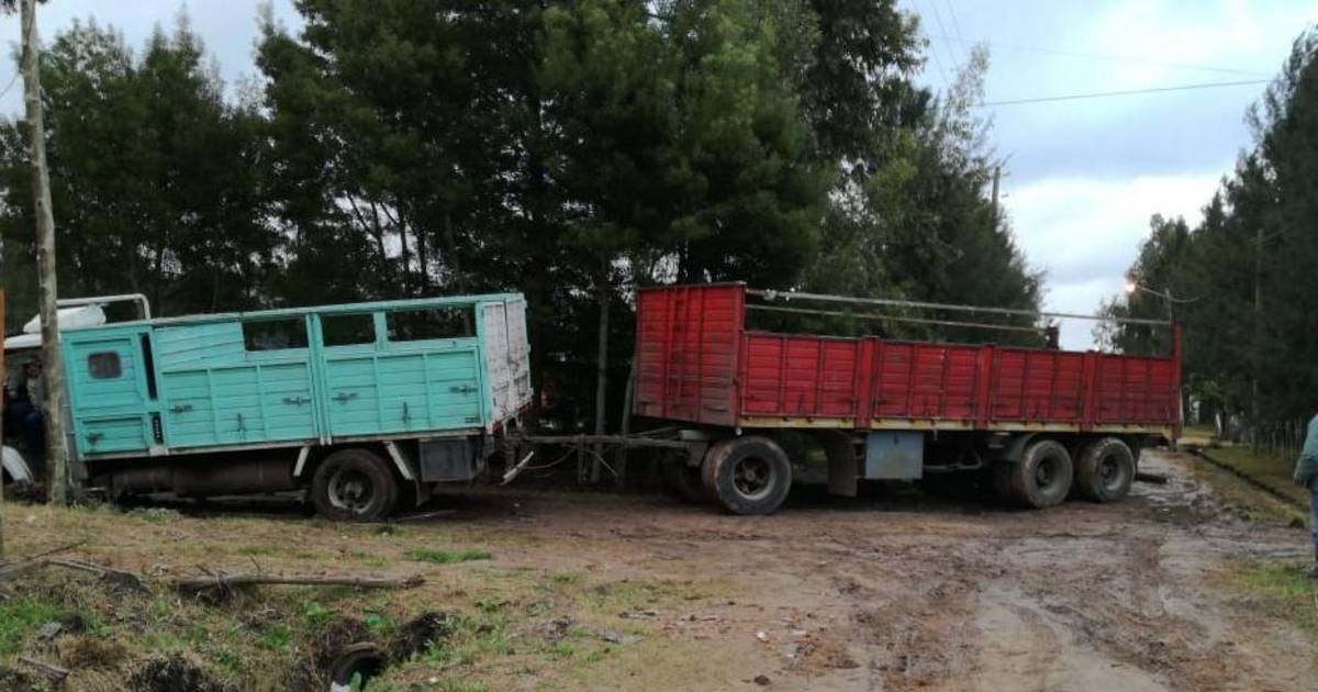 Un camión con acoplado se encajó en las calles de Sicardi | El Dia