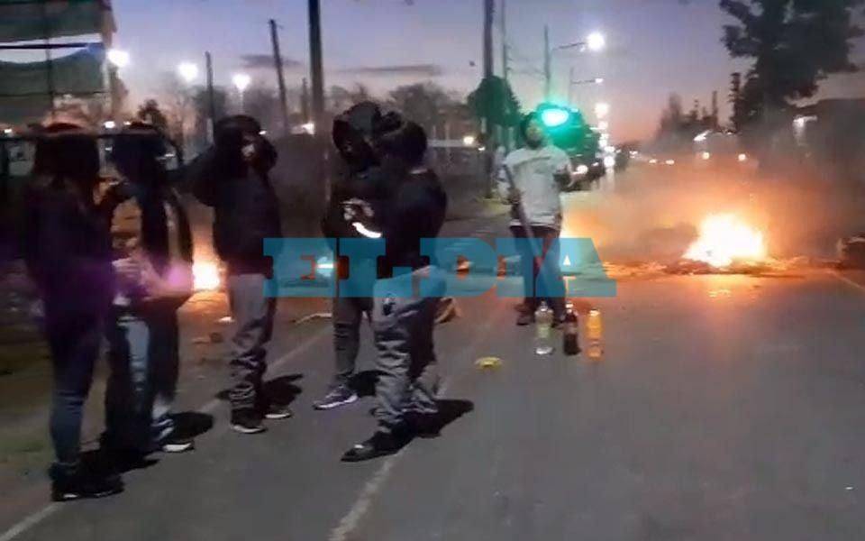 Piquete y quema de gomas en 137 y 77: reclaman por los cortes de luz