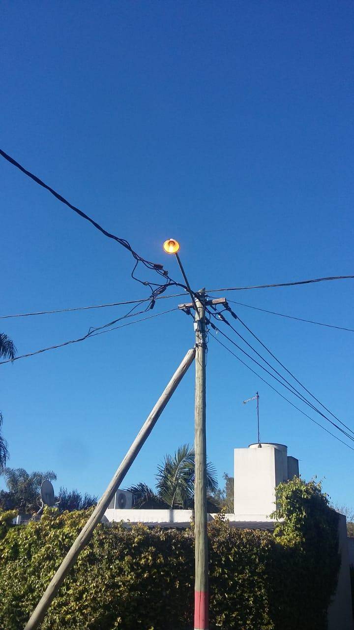 Funciona un solo foco que está encendido de día - La Ciudad